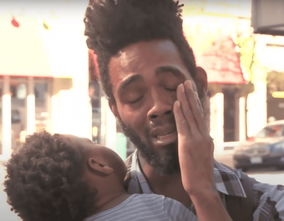 Fremder geht auf Obdachlosen mit 1-jährigem Sohn zu, bietet ihm 1000 ...