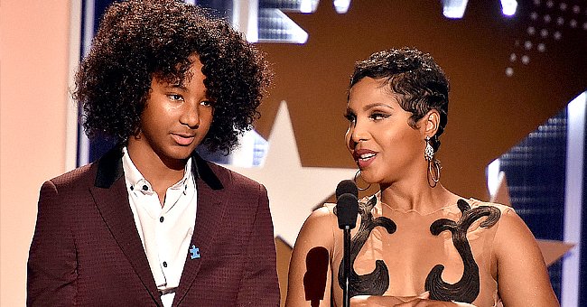 Toni Braxton's Son Diezel Poses in Graduation Gown with Both Parents ...
