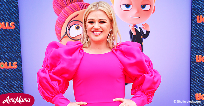 Kelly Clarkson Donned Extravagant Pink Dress for BMA Performance