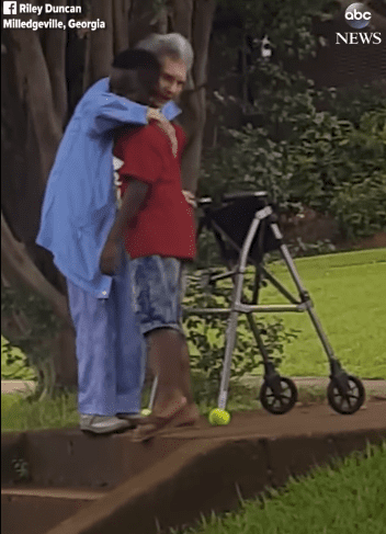 Little Boy Selflessly Stops Traffic, Rushes to Help Elderly Lady in ...