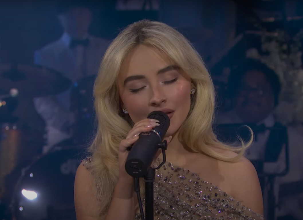 Sabrina Carpenter And Paul Simon Kicked Off SNL50 The Anniversary Sabrina Carpenter And Paul Simon Kicked Off SNL50 The Anniversary