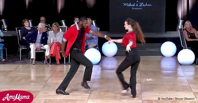 Un couple reçoit une ovation de la foule pour leur incroyable danse