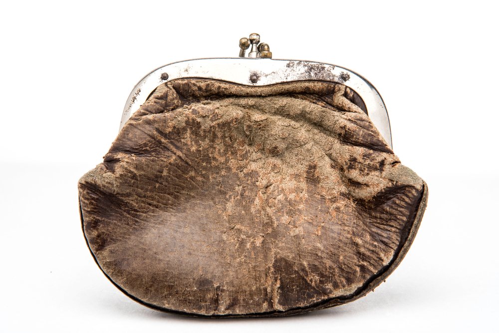 Mujer abre vieja cartera heredada de su abuela y un anillo cae desde ...