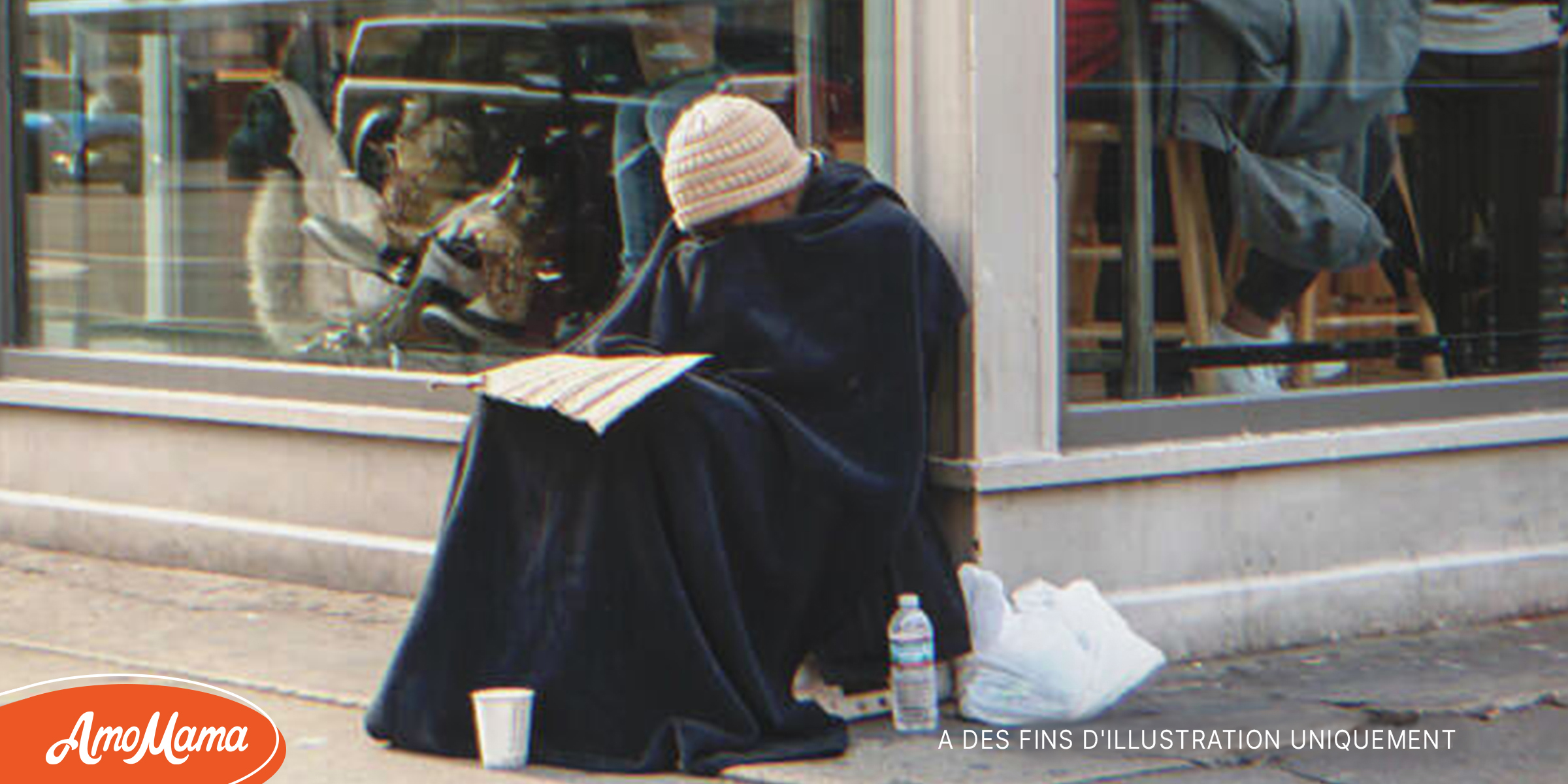 Le propriétaire d'un café se moque d'un pauvre homme qui mendie des ...