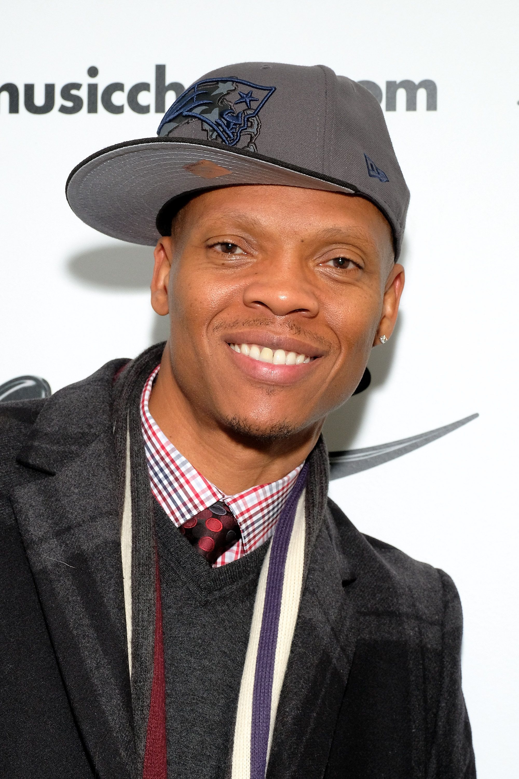 New Edition's Ronnie DeVoe and Wife Pose with Twin Sons in Matching ...