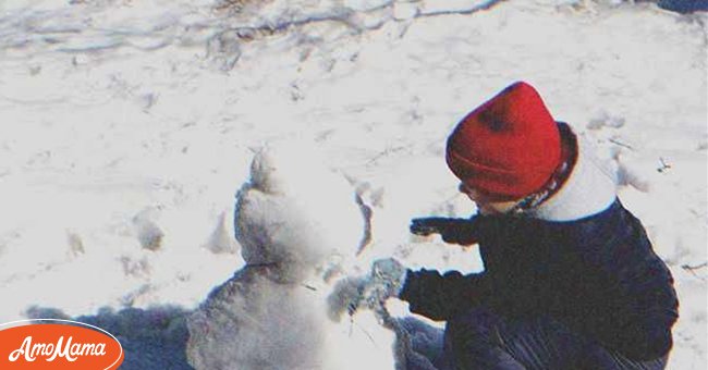 Joven ve a un niño en el parque que es idéntico a él de pequeño ...