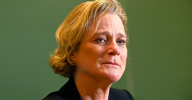 Delphine Reconnue Fille Dalbert Ii De Belgique Fond En Larmes En