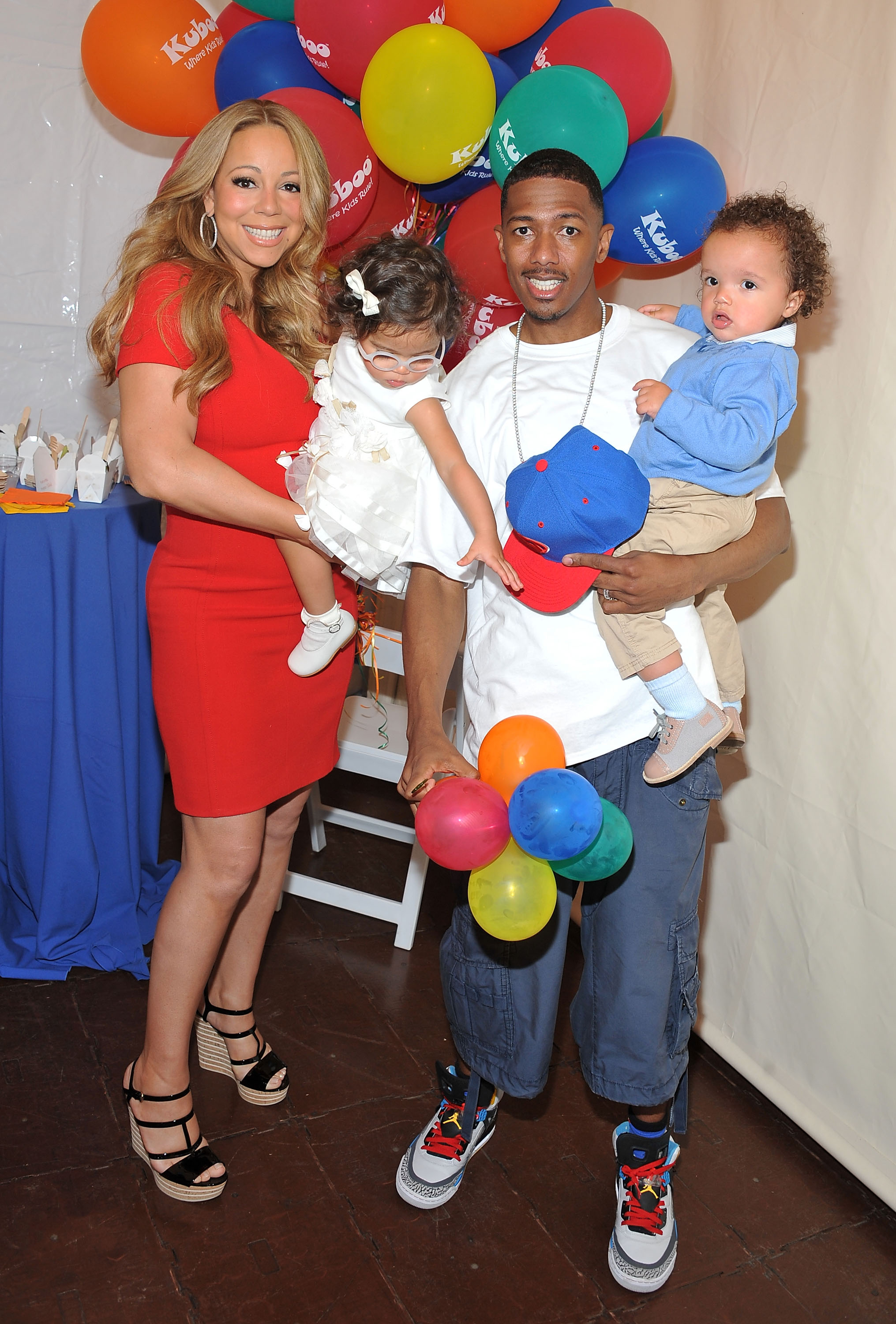 Mariah Carey's Teen Twins Tower Over Her in Festive Christmas Photo