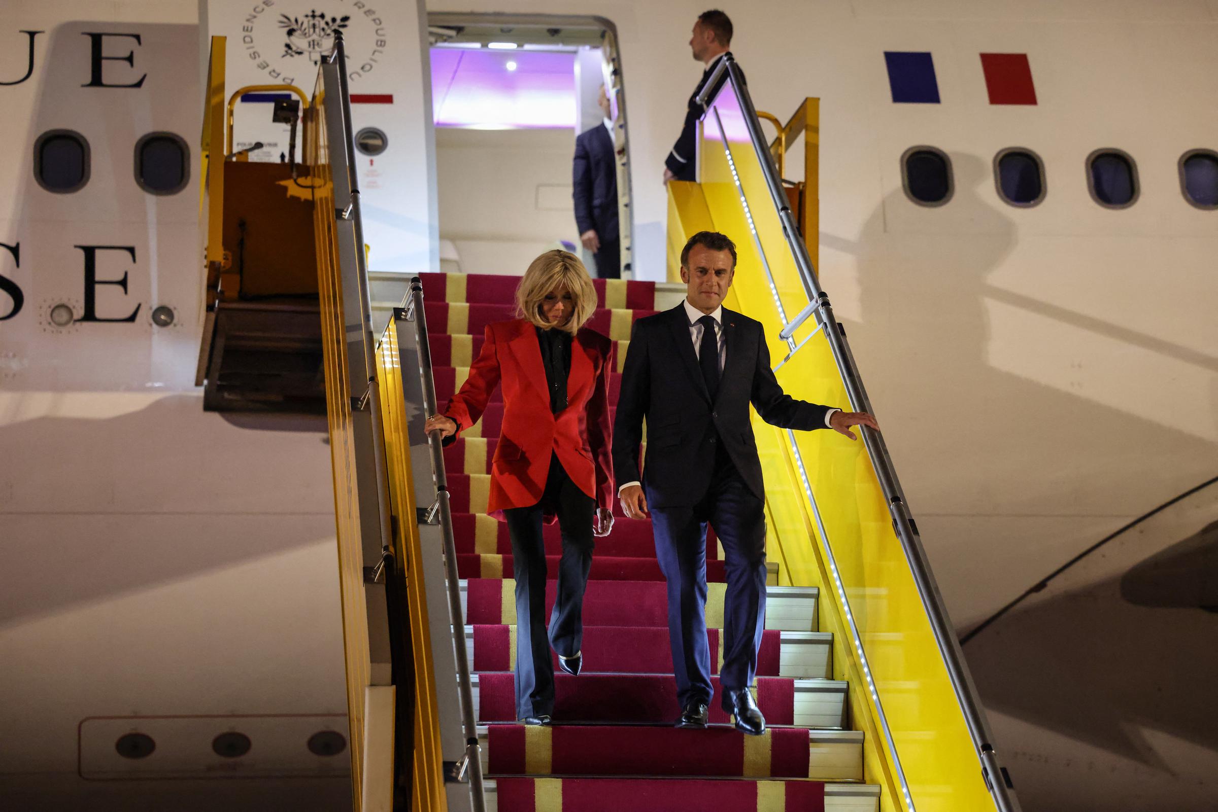 Lip Reader Reveals What French President Emmanuel Macron s Wife Lip Reader Reveals What French President Emmanuel Macron s Wife