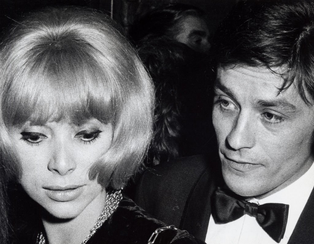 À 86 ans, Alain Delon, qui a quitté Mireille Darc à cause de sa maladie il y a 39 ans, est ...