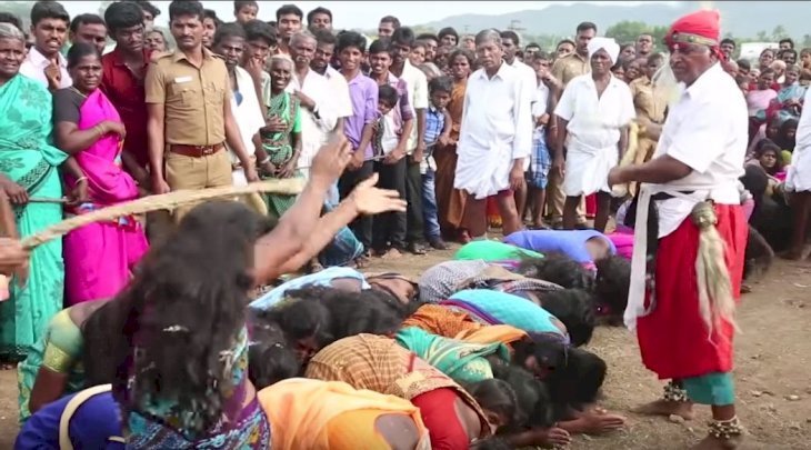 Brutal ritual shows ‘priests’ whipping thousands of kneeling women to ...