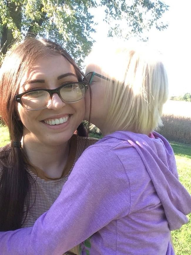 Mamá alerta a otros padres del peligro de los puntos negros en mesas de ...